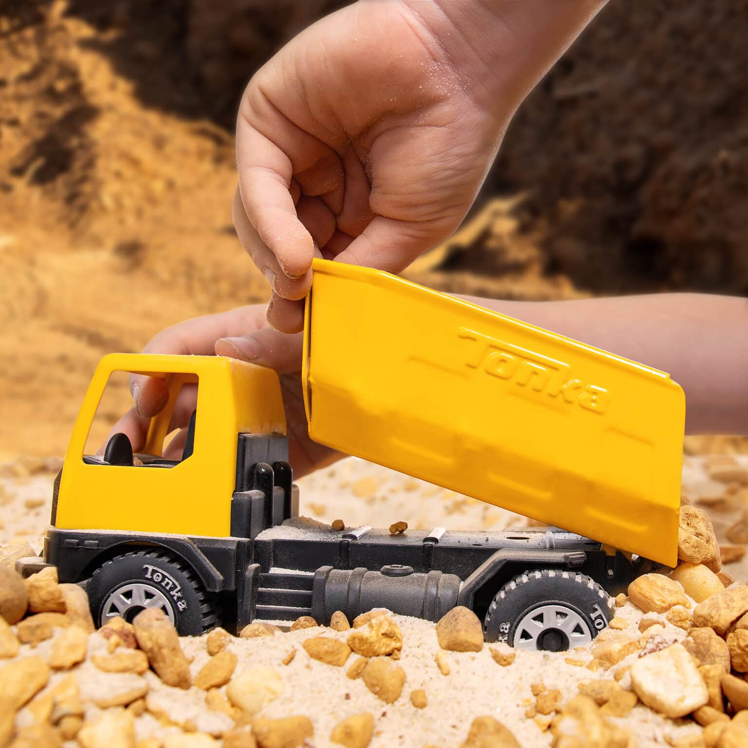Tonka - Steel Classics Giga Series - Dump Truck | BasicFun!
